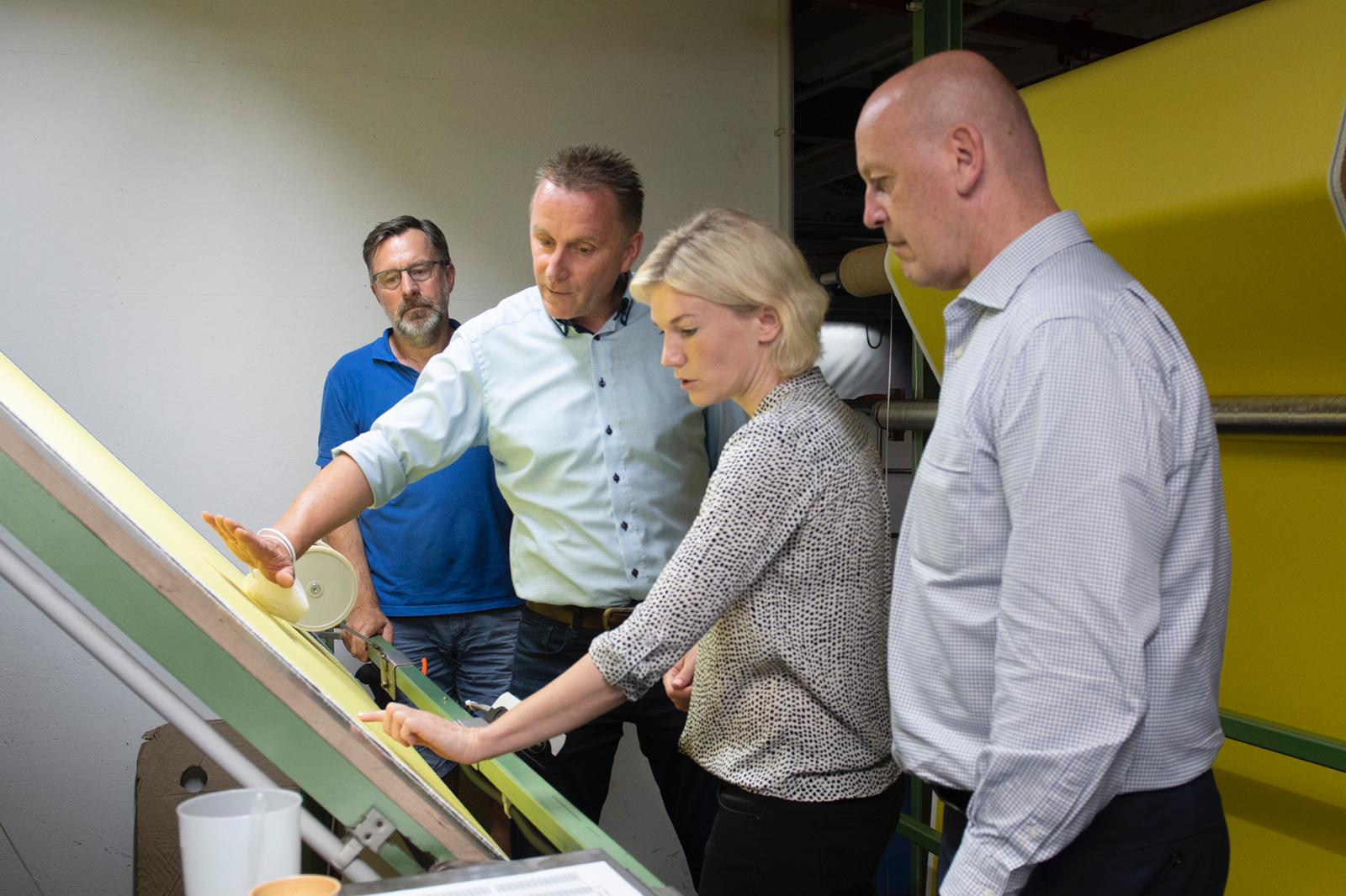 Bundestagskandidatin Anne König besucht Eing Textil-Veredlung